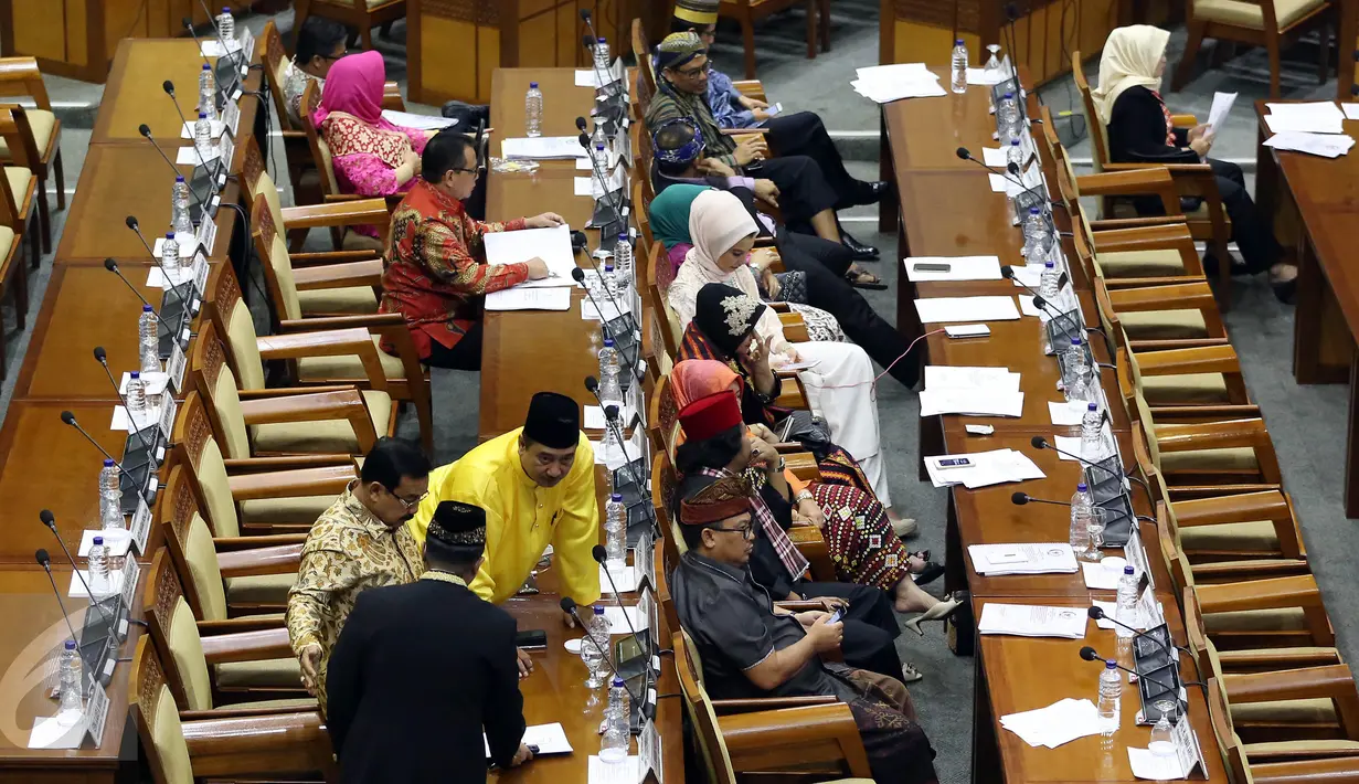 Sahkan Undang-Undang Kebudayaan Anggota DPR Memakai Baju Adat saat ...
