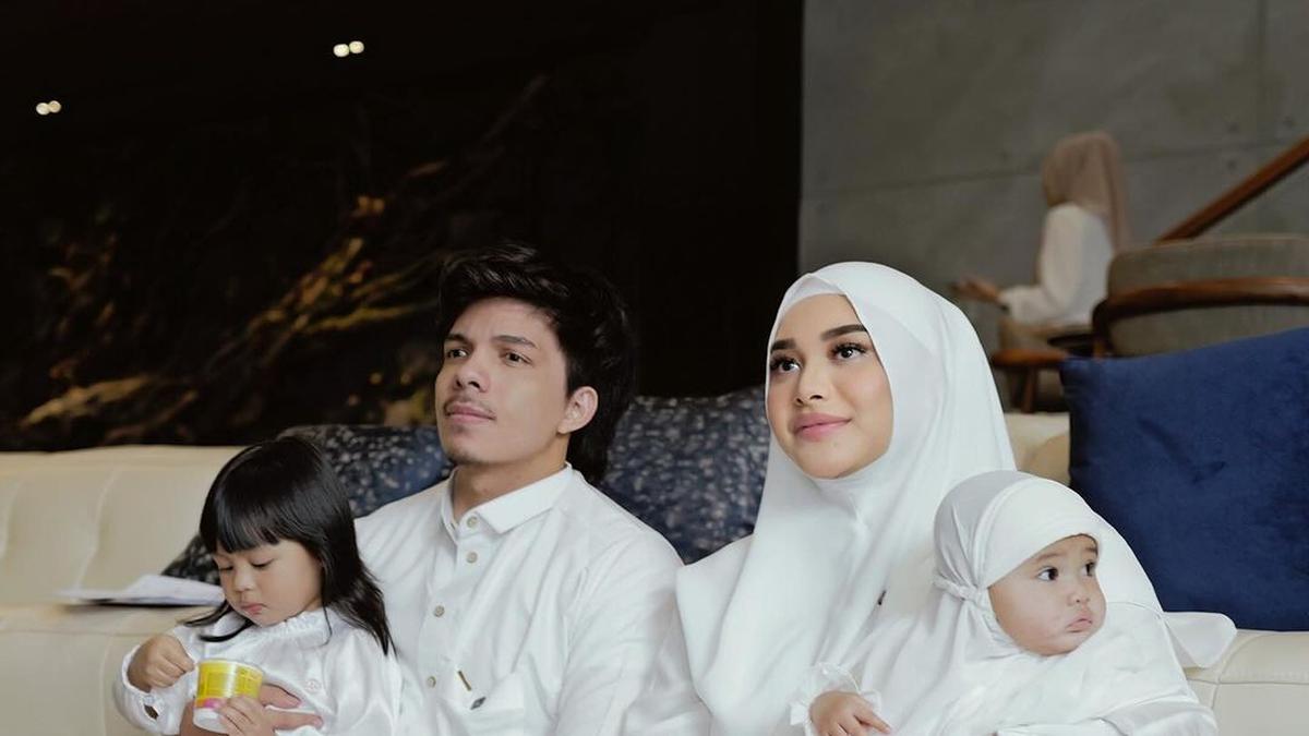 6 Gaya Serba Putih Aurel Hermansyah dan Atta Halilintar di Pengajian Jelang Berangkat Haji ...