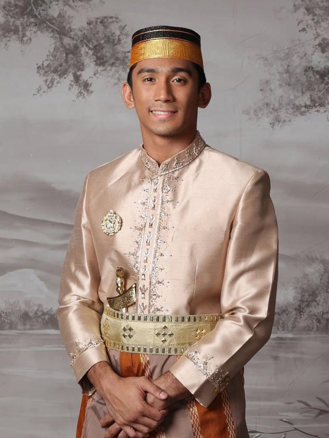 4 Potret Marini Zumarnis dan Keluarga Pakai Baju Adat Bugis, Ketampanan ...