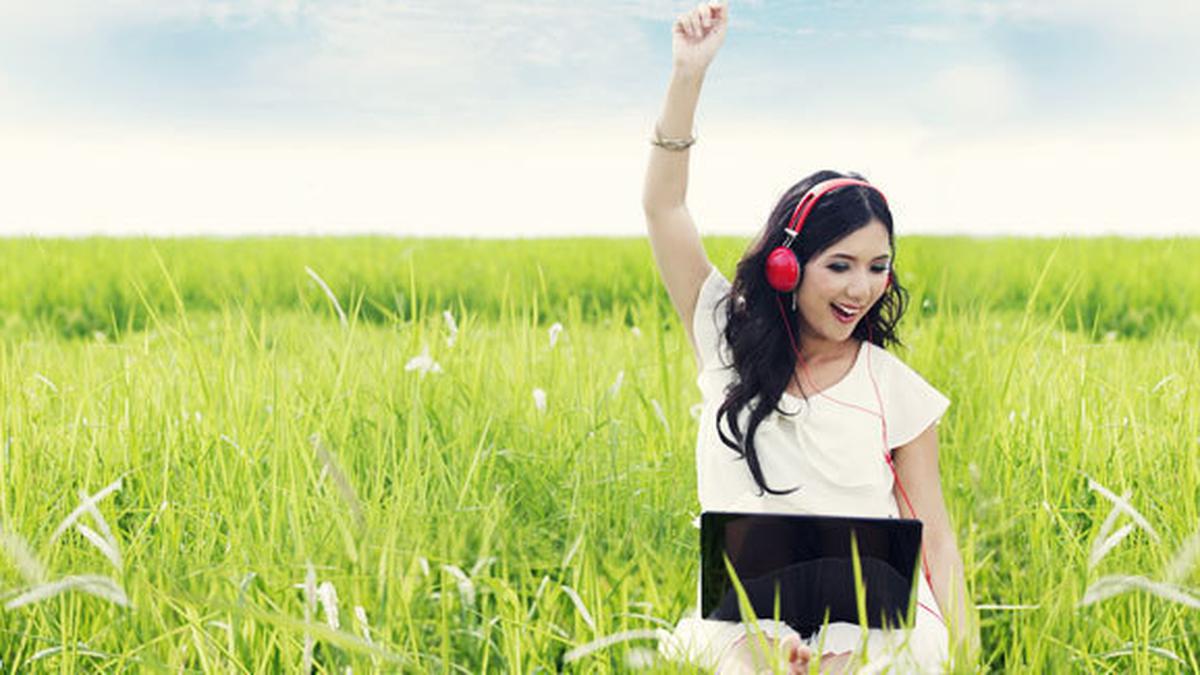 10 Lagu Cinta Paling Romantis Sepanjang Masa - Lifestyle Fimela.com