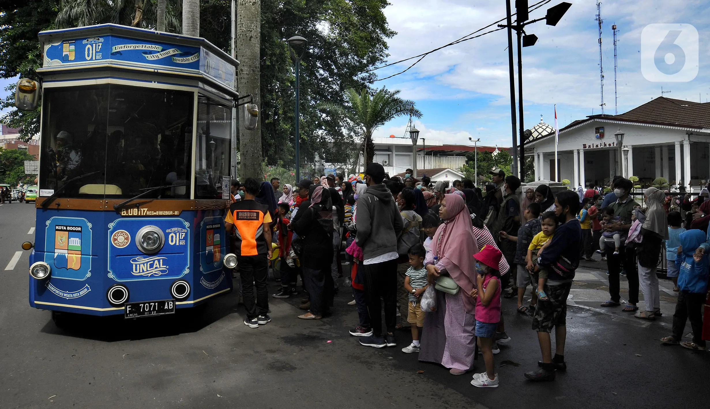 FOTO: Wisata Gratis Naik Bus Uncal di Bogor - Foto Liputan6.com
