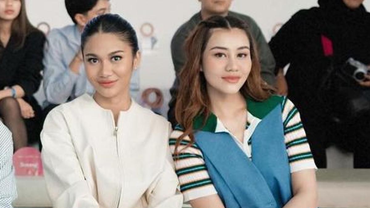 6 Potret Beda Gaya Aaliyah Massaid dan Azizah Salsha Kenakan Pakaian Kolaborasi Brand Nagita ...