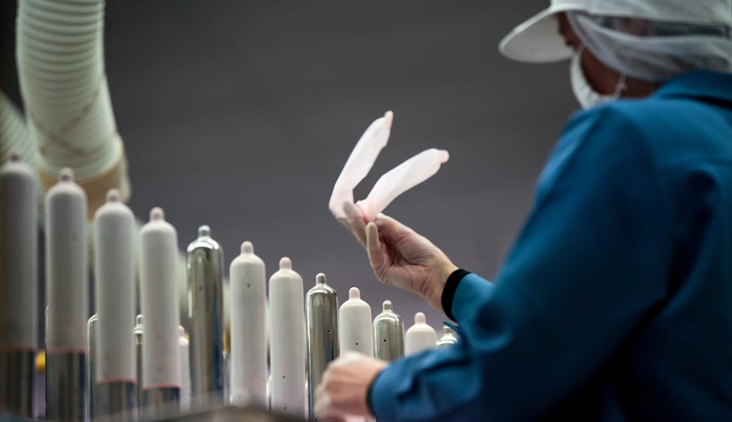 FOTO: Intip Uji Kualitas Kondom Tertipis di Dunia - Foto Liputan6.com