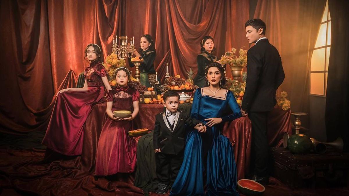 Bak Aristokrat, Pemotretan Keluarga Ussy Sulistiawaty dan Andhika Pratama Ini Curi Perhatian ...