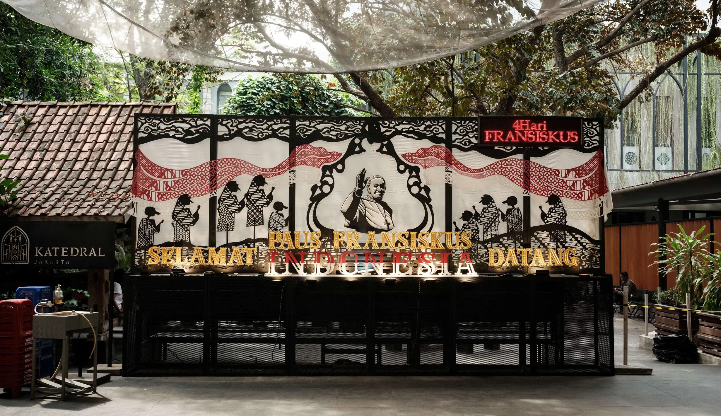 Sambut Kunjungan Paus Fransiskus, Gereja Katedral Jakarta Berhias ...