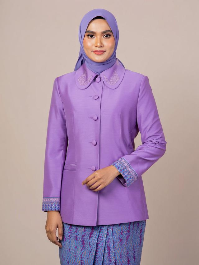 8 Tren Gamis Batik Modern dengan Detail Blazer Warna Lilac Soft, Sedang ...
