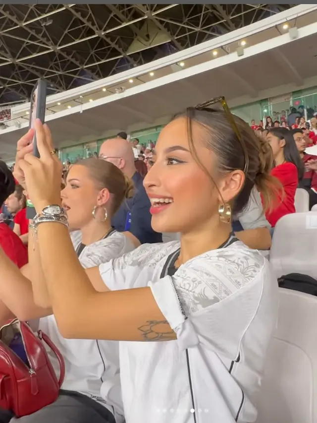 6 Potret Jennifer Coppen Nonton Indonesia Vs Bahrain di GBK, Fotonya ...