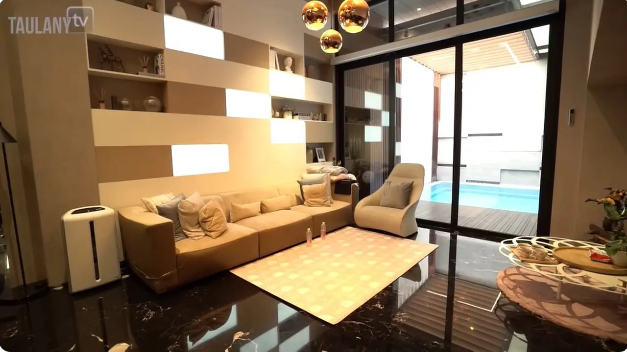 9 Potret Rumah Ahmad Sahroni, Anggota DPR RI yang Dijuluki Crazy Rich Tanjung Priok - ShowBiz ...