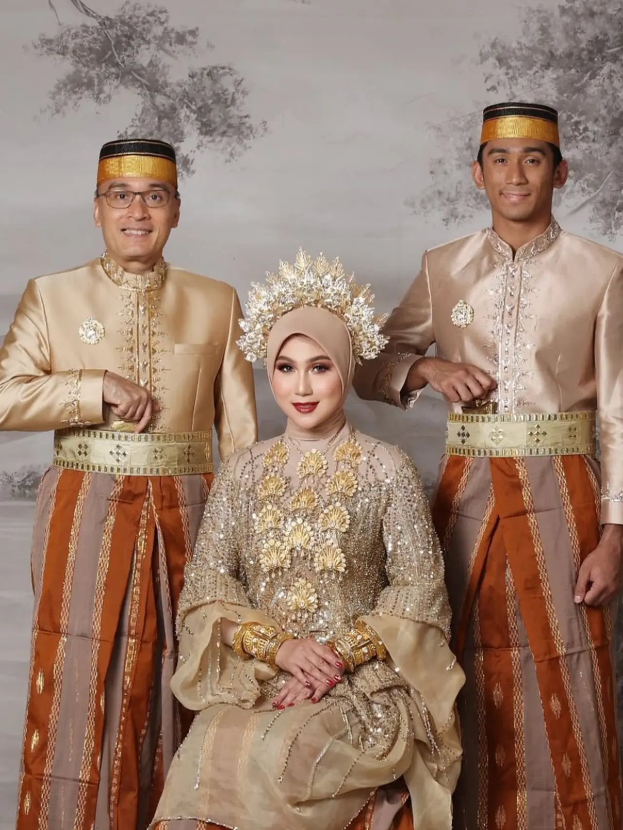 4 Potret Marini Zumarnis dan Keluarga Pakai Baju Adat Bugis, Ketampanan Daffa Wardhana Sang ...