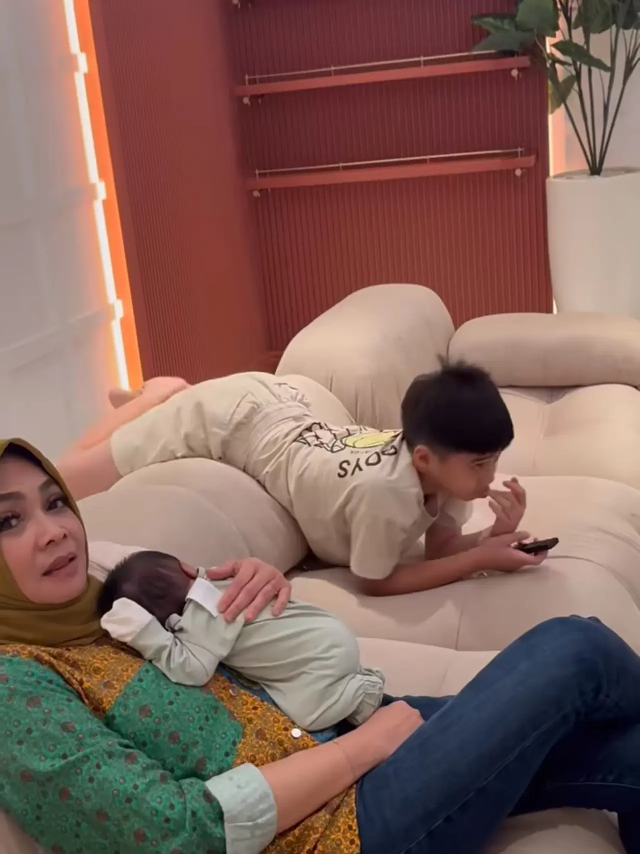 7 Potret Rieta Amilia Gendong Lily Anak Adopsi Raffi dan Nagita, Cucu Baru - Hot Liputan6.com