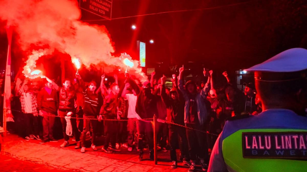 BRI Liga 1: Sambil Nyalakan Flare, Bobotoh Geruduk Graha Persib dan ...