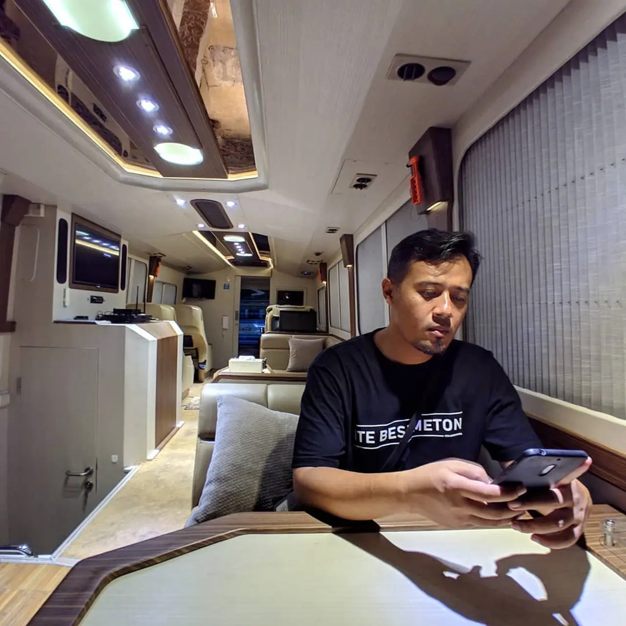 Jadi Bismania, Ini 7 Potret Terbaru Aditya Pemeran Sayuti 'OB' yang ...