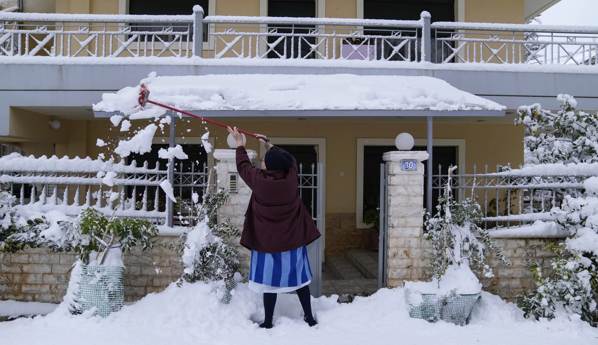 Cuaca Dingin Yunani Memutus Listrik Hingga Penutupan Jalan Raya - Foto ...