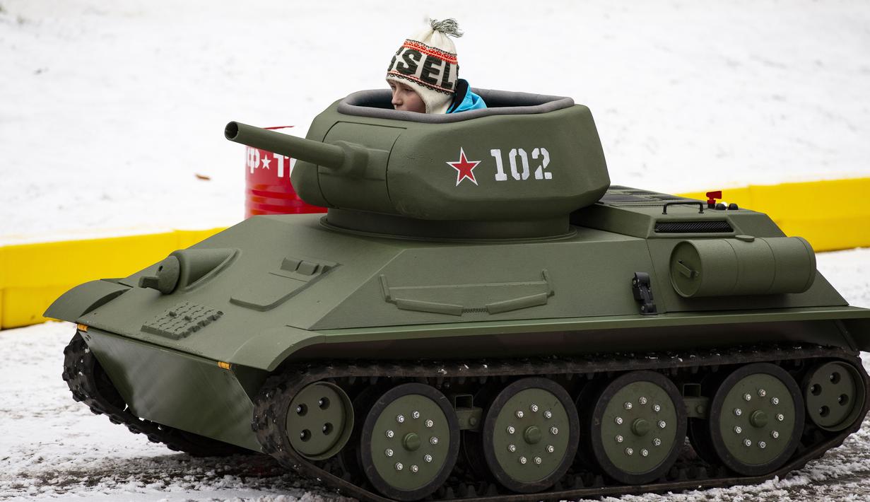FOTO: Serunya Anak-Anak Rusia Naik Tank Era Soviet - Foto Liputan6.com
