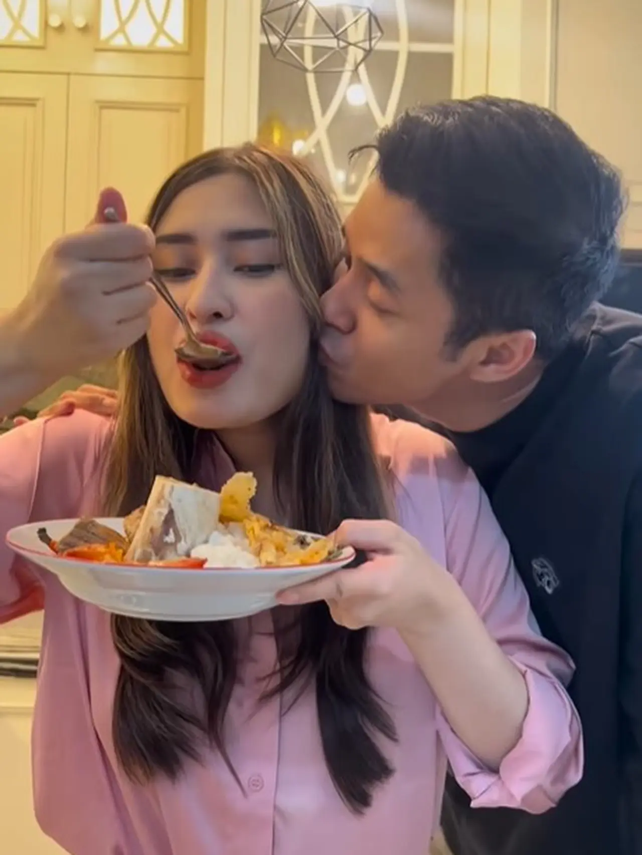 12 Potret Romantis Adly Fairuz dan Angbeen Rishi di Dapur, Peluk Cium ...