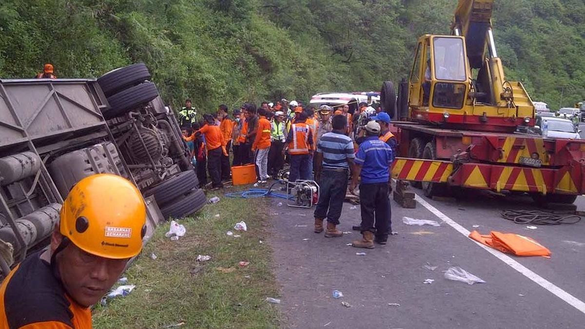 Evakuasi bus pariwisata yang terguling, petugas datangkan crane ...
