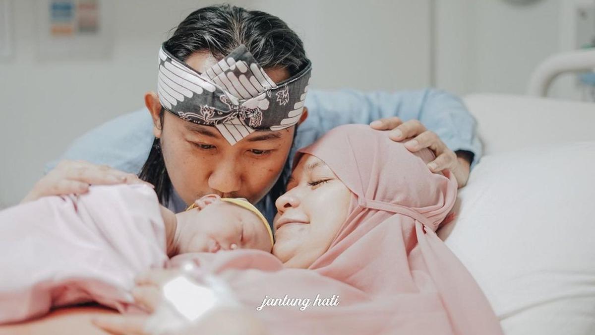 Potret Bahagia Ade Jigo Dikaruniai Anak Pertama