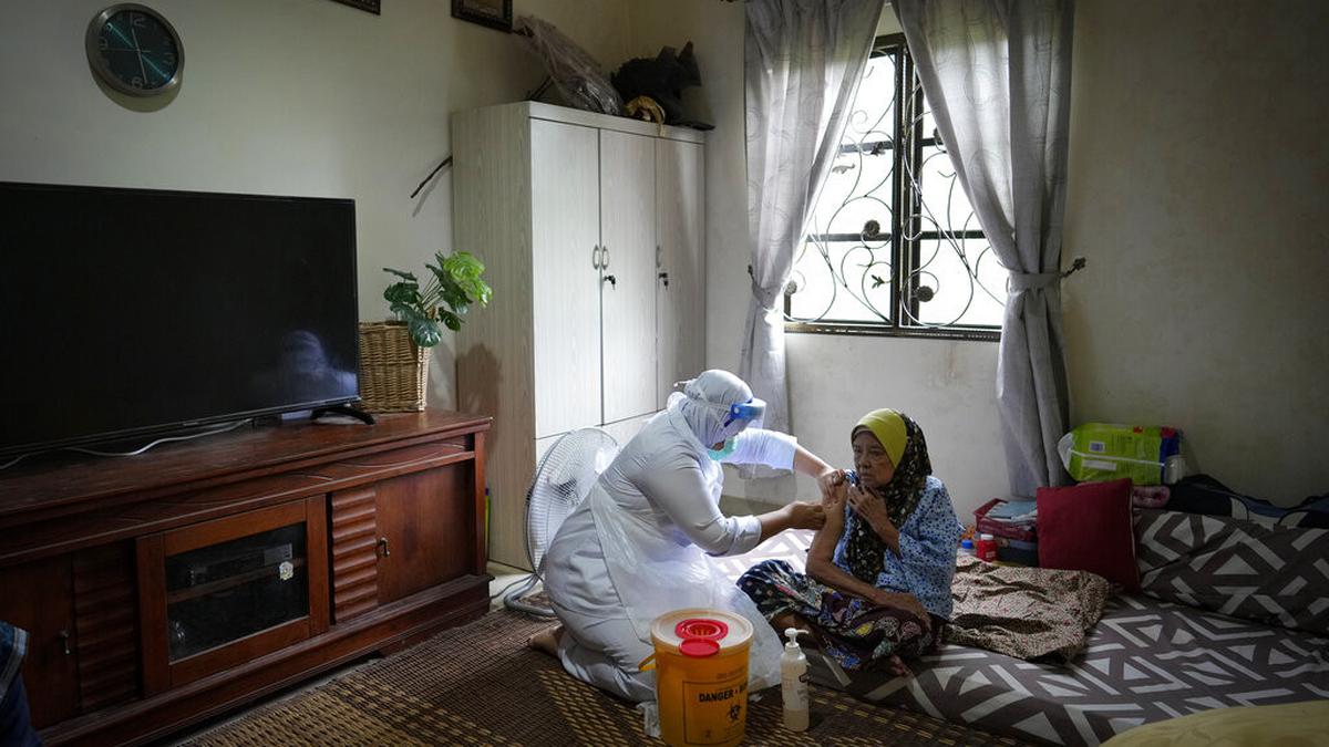 Foto Vaksinasi Jemput Bola Untuk Lansia Di Malaysia Foto Liputan6