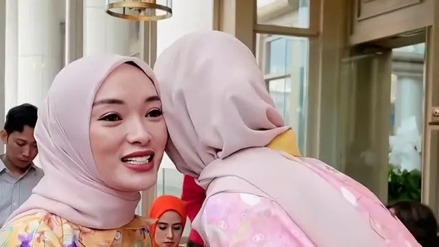 7 Potret Kebersamaan Inara Rusli dan Zaskia Gotik, Bak Saudara Kembar - Hot Liputan6.com