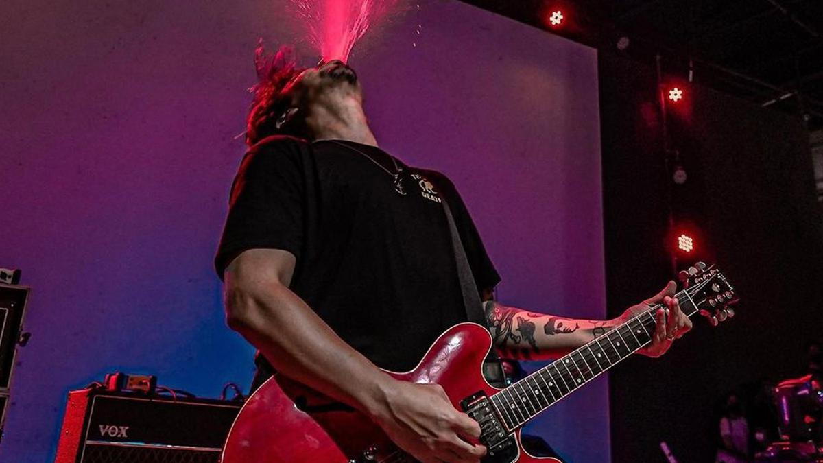 FOTO: Aksi Panggung Vincent Rompies yang Selalu Tampil Keren - Foto ...