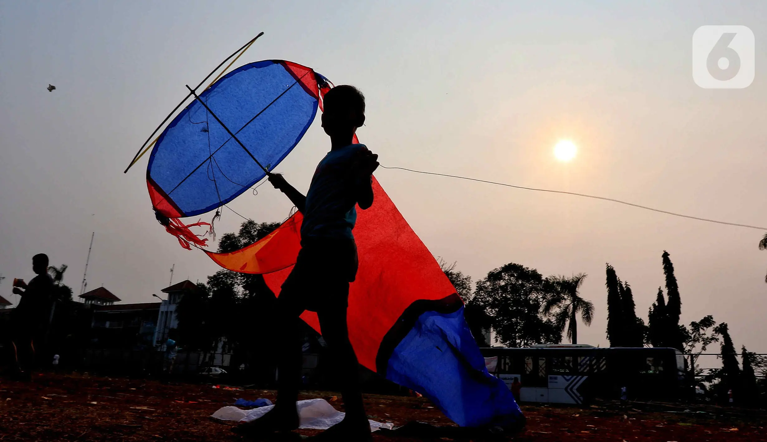Keseruan Bermain Layangan Koang di Musim Kemarau - Foto Liputan6.com