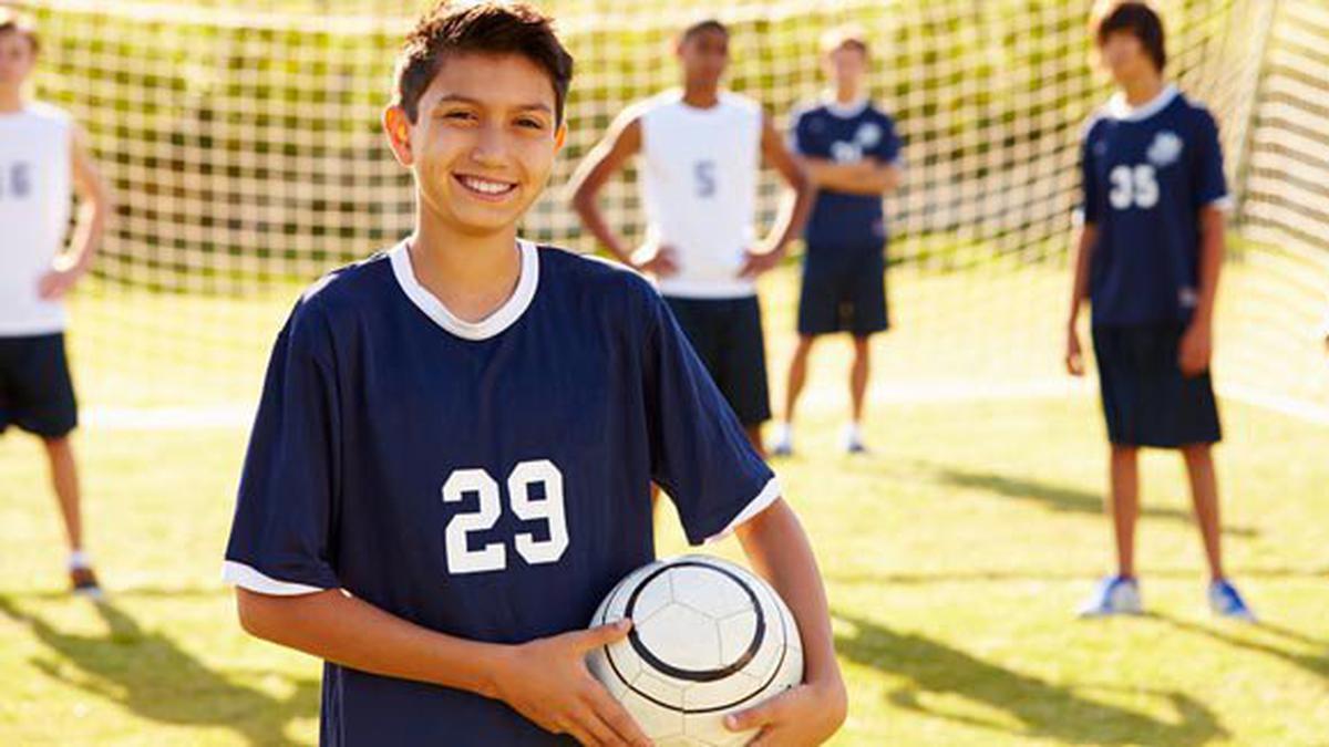 3 Cara Dukung Anak Jadi Jagoan Bola, Apa Saja? - Parenting Fimela.com