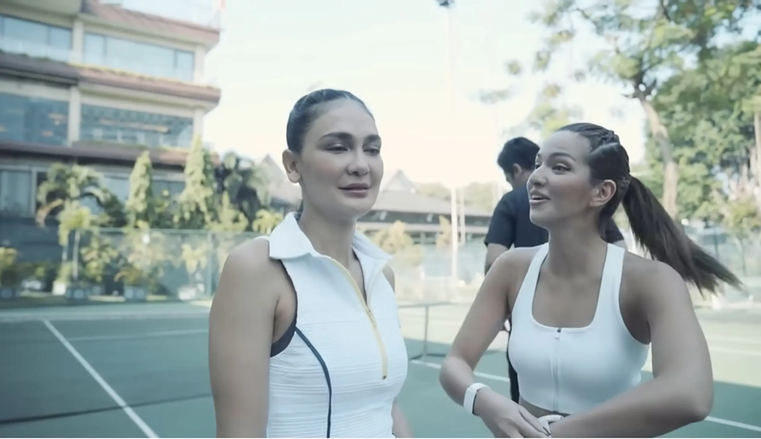 Potret Luna Maya Latihan Tenis dengan Cipung, Gayanya Rayyanza Buat Netizen Gemas - Photo Fimela.com