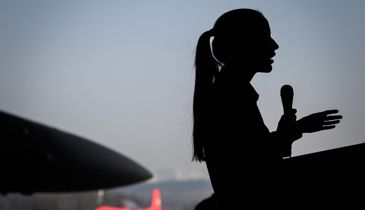 FOTO: Mengenal Fanny Chollet, Pilot Jet Tempur Cantik Asal Swiss - Foto ...