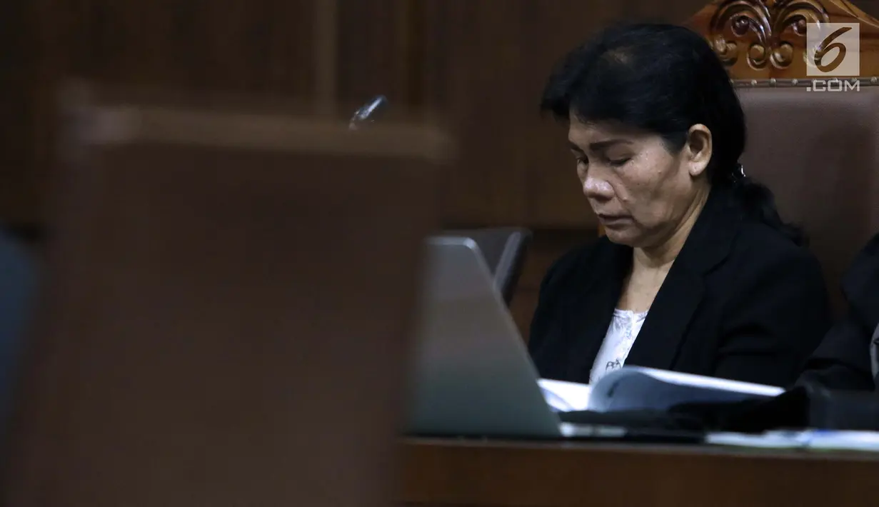 FOTO: Diselimuti Duka, Hakim Ad Hoc Merry Purba Tetap Jalani Persidangan - Foto Liputan6.com