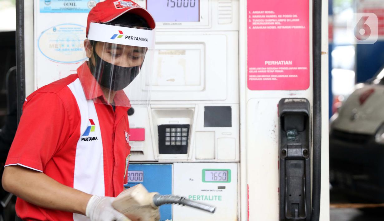 FOTO: Cegah Penyebaran Covid-19, Petugas SPBU di Depok Kenakan ...