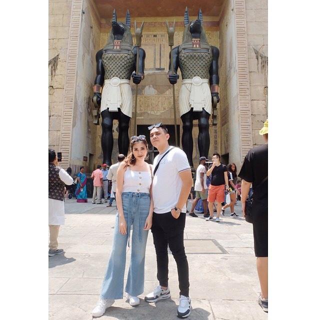 7 Potret Demmy Febriana Jalani Liburan, Gayanya Disebut Bak ABG - Hot ...