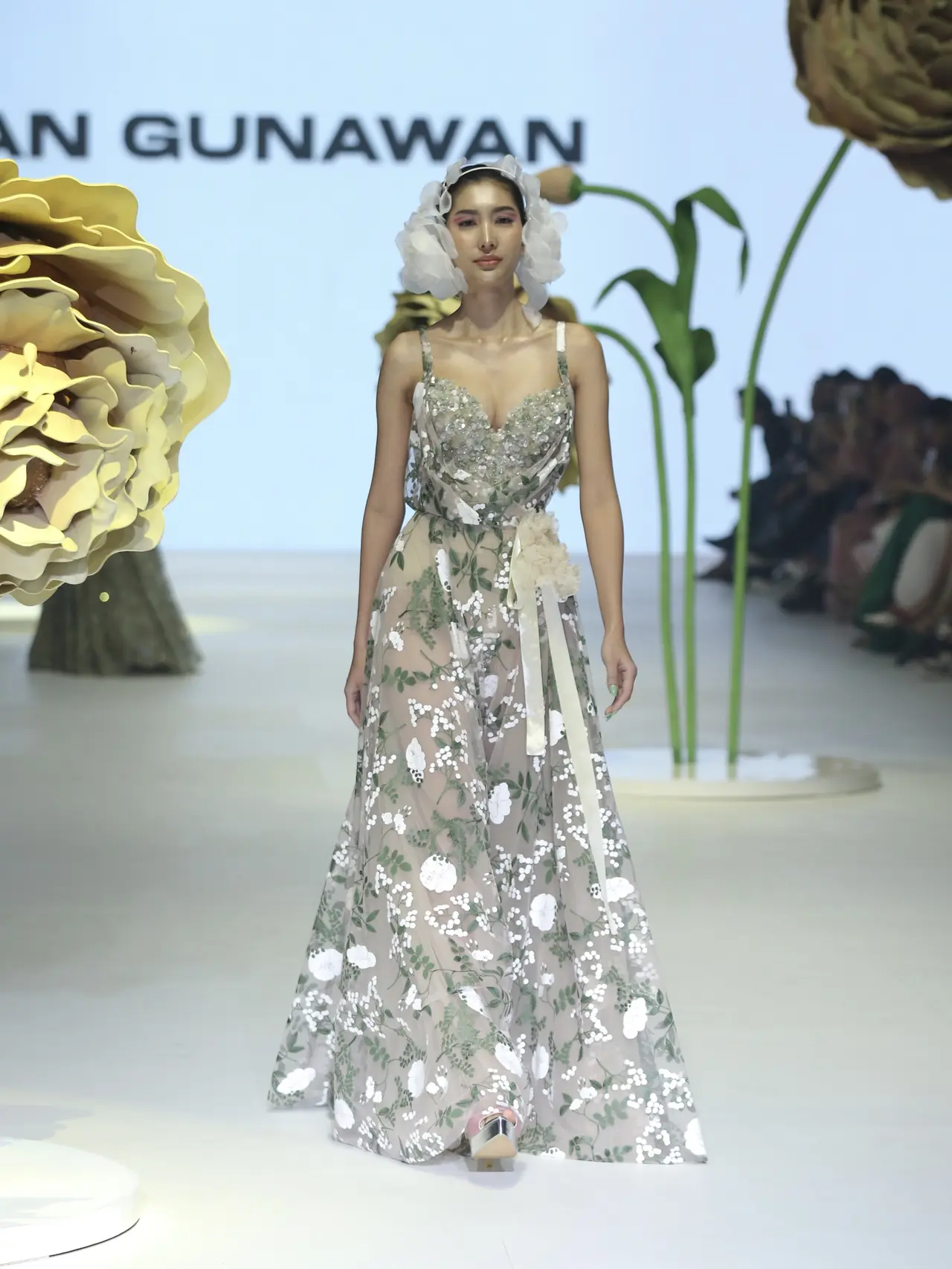 Intip Koleksi Busana Anggun dalam Dua Nuansa Berbeda oleh Ivan Gunawan ...