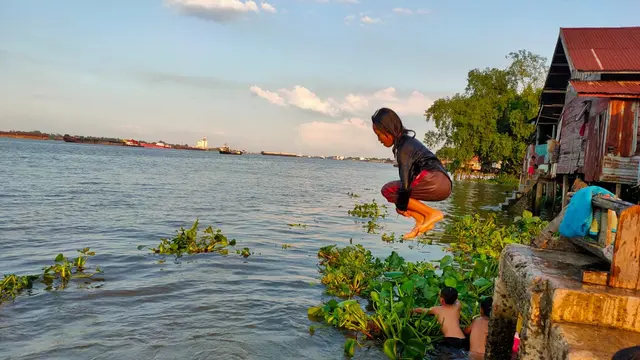 Serunya Anak-anak Berenang di Tepian Sungai Musi Palembang di Pagi Hari