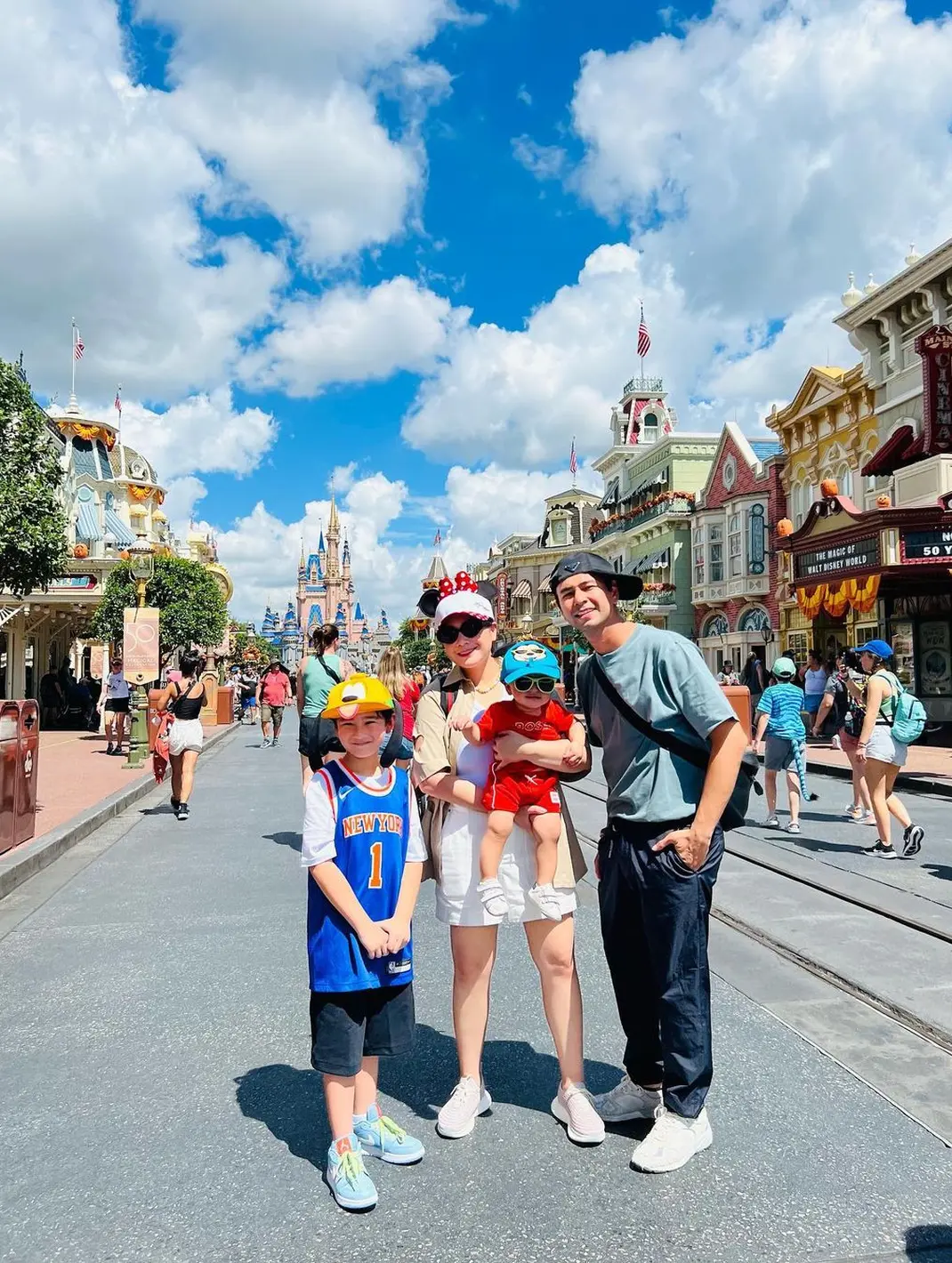 Potret Raffi Ahmad dan Nagita Jalan-jalan di Disneyland - Photo Fimela.com