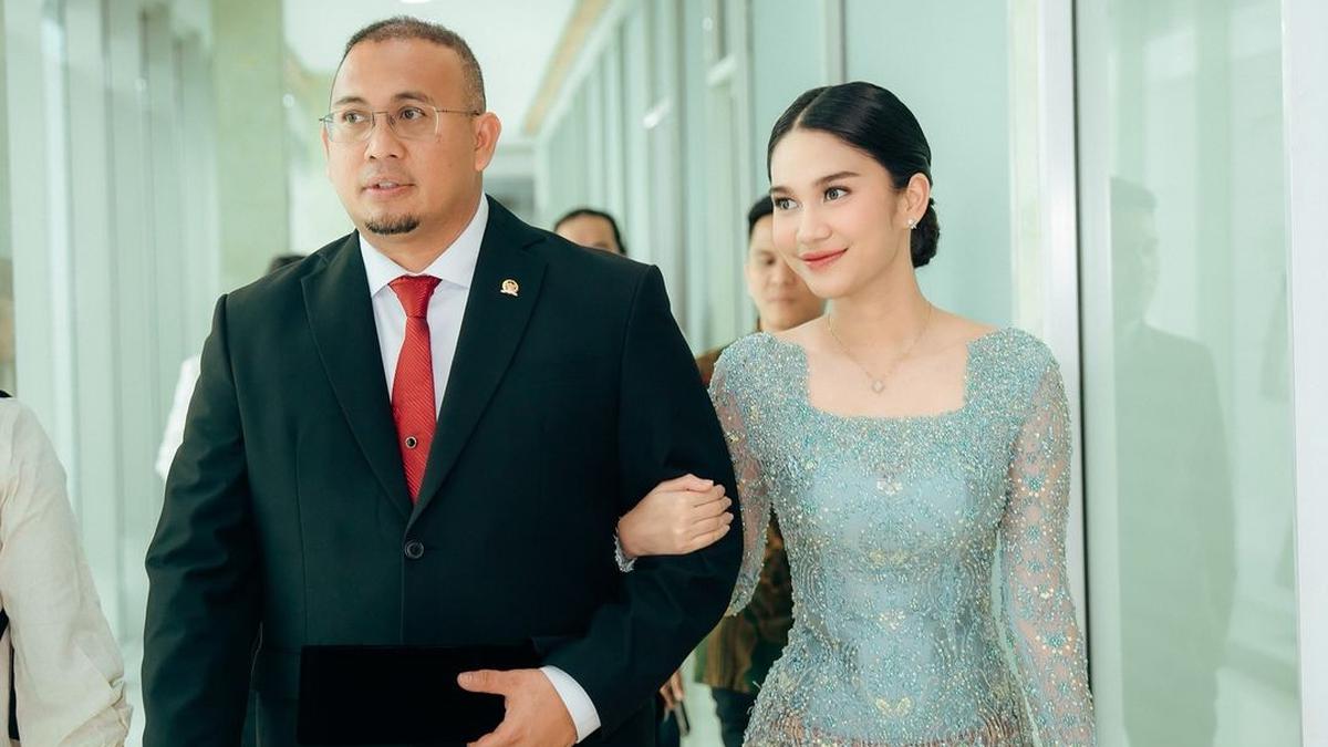 Azizah Salsha Dampingi Ayahnya yang Kembali Dilantik Jadi Anggota DPR, Jari Tangannya Jadi ...