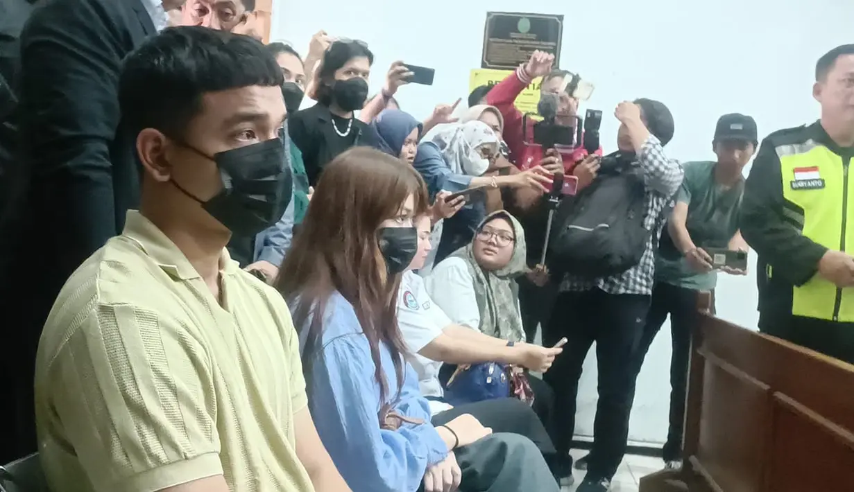 Potret Fadly Faisal Dampingi Rebecca Klopper di Persidangan, Beri Dukungan Meski Tak Lagi Umbar ...