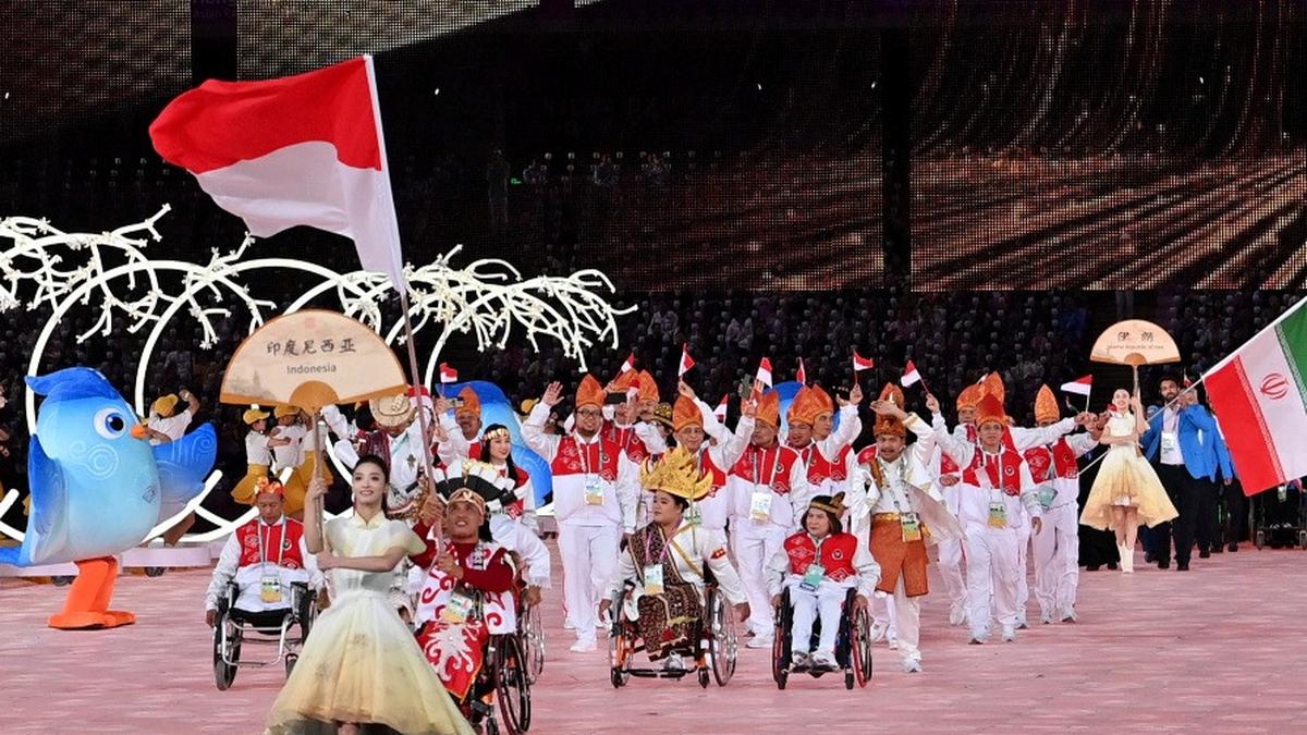 Defile Kontingen Indonesia Pamerkan Kekayaan Budaya Nusantara di ...