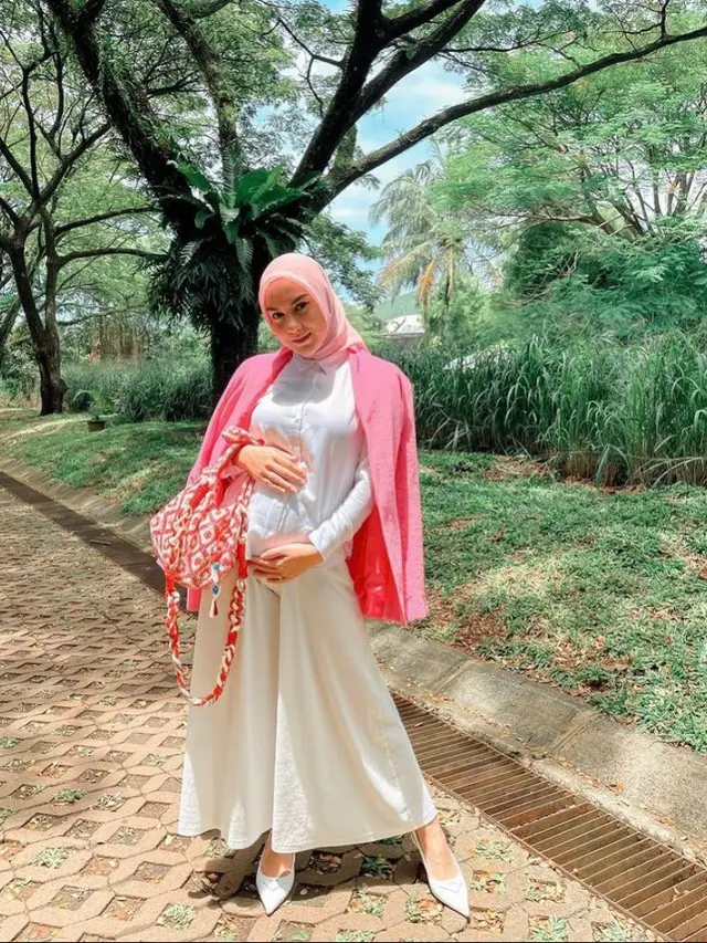 7 Potret OOTD Bumil Irish Bella yang Selalu Tampil Cantik dan Stylish - Fashion Fimela.com
