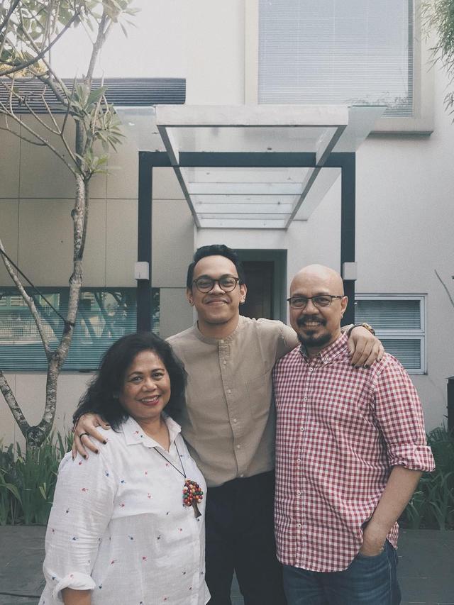 Jarang Terekspos, Ini 6 Potret Andy F. Noya Bersama Keluarga yang Harmonis