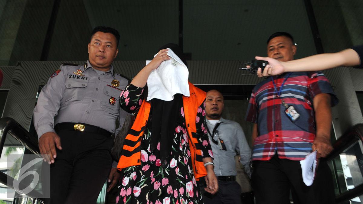 Ditahan KPK, Komisaris CV Timur Alam Raya Tutupi Wajah - Foto Liputan6.com