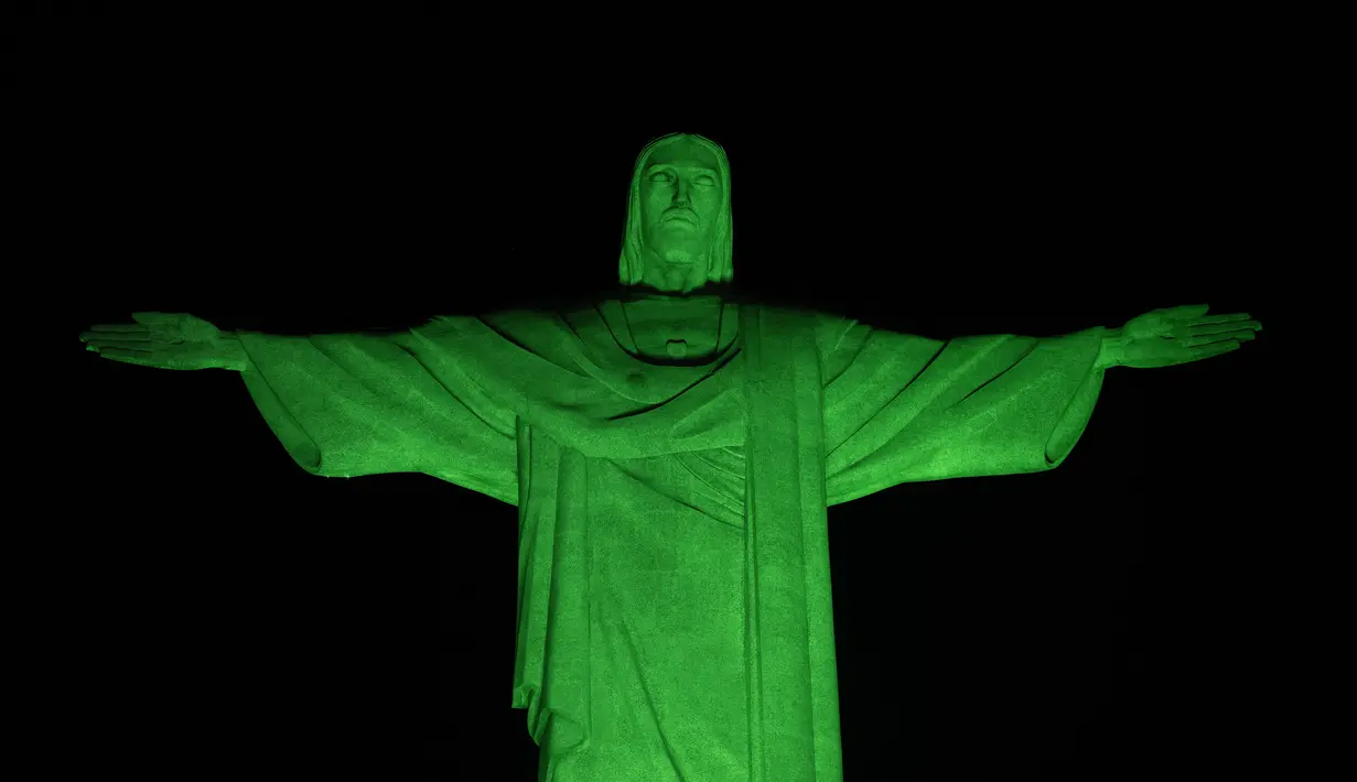 Melihat Patung Yesus di Brasil Bermandi Cahaya Hijau - Foto Liputan6.com