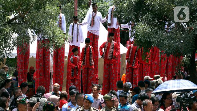 Aksi Egrang 15 Pemuda di Festival Cap Go Meh