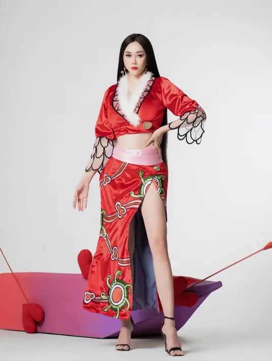 6 Potret Outfit Unik Aura Kasih Rayakan Imlek, Cosplay Jadi Karakter ...