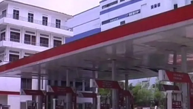 Diduga Stres, Pria Panjat Atap SPBU dan Robohkan Tiang - News Liputan6.com