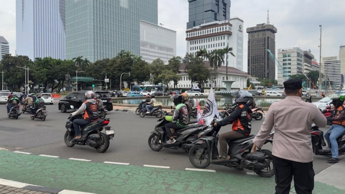 Massa Demo Ojol Mulai Berdatangan ke Patung Kuda Monas - News Liputan6.com