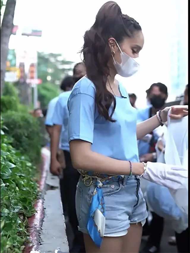 Potret Cinta Laura Punguti Sampah di Citayam Fashion Week, Mendapat Banyak Pujian ...