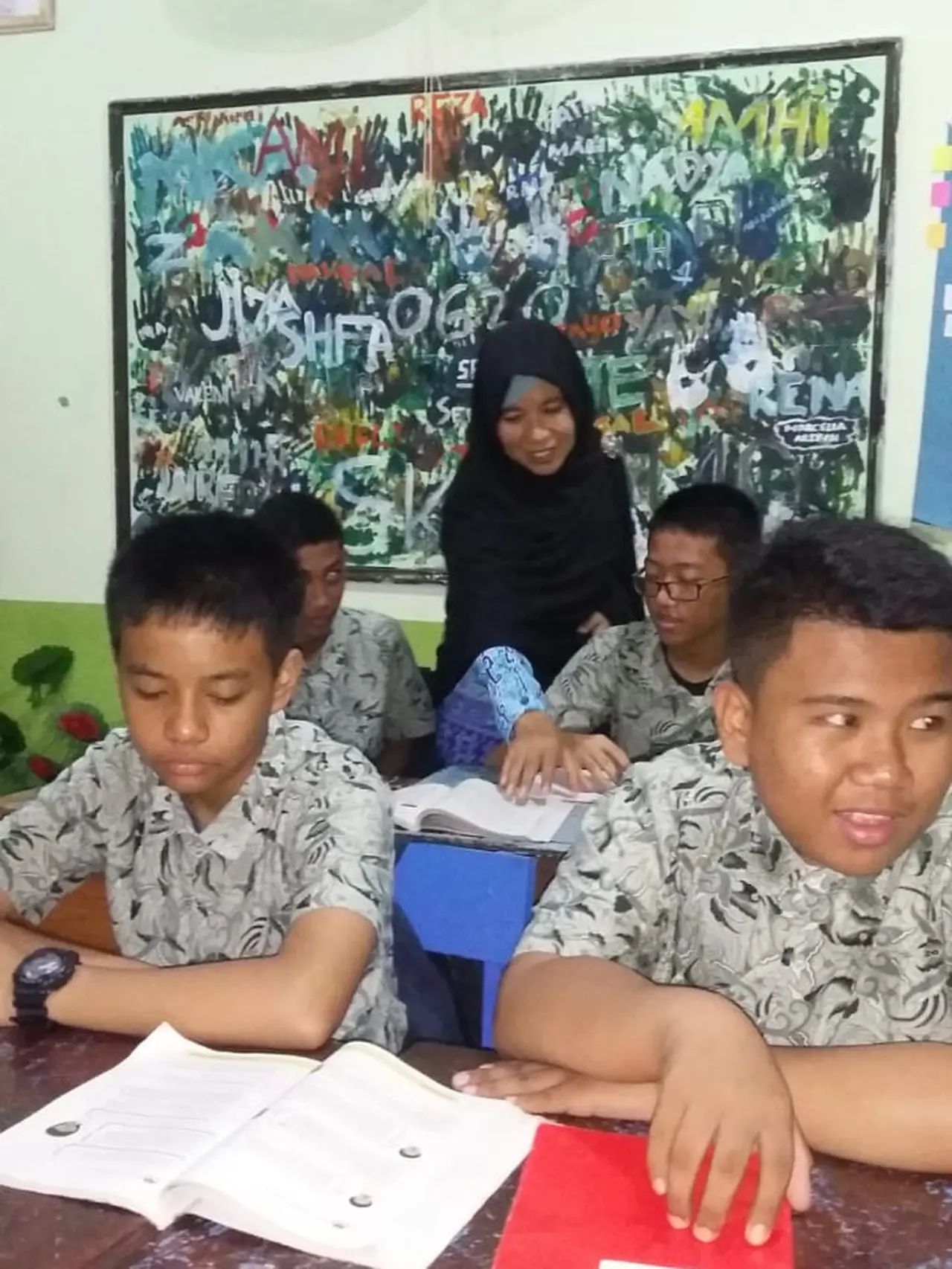 Kisah Guru di Pedalaman Papua, Setia Mengabdi di Tengah Keterbatasan ...