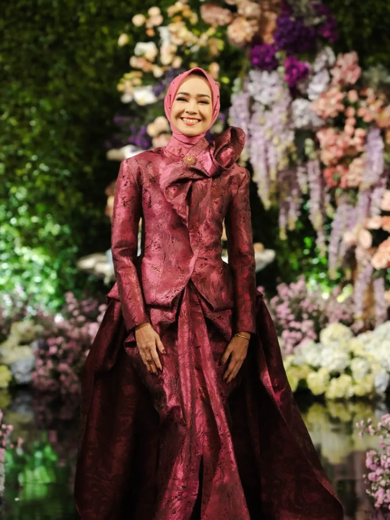 Foto Alya Rohali Pakai Gaun Merah di Resepsi Pernikahan Putrinya ...