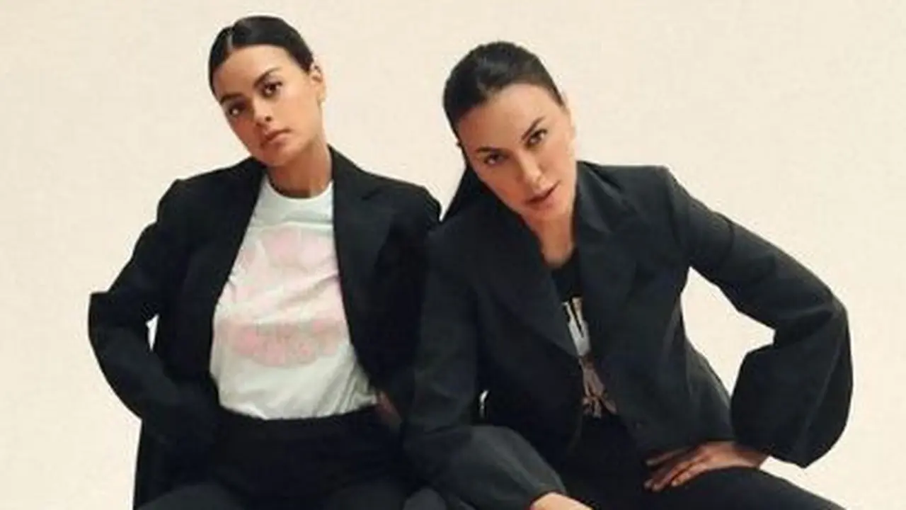 Sophia Latjuba Menawan dengan Kimono Merah, Disebut Mirip Madonna ...