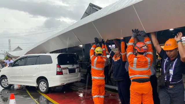 Kanopi Stasiun Tugu Yogyakarta Roboh Kena Angin Kencang, KAI Minta Maaf - Bisnis Liputan6.com